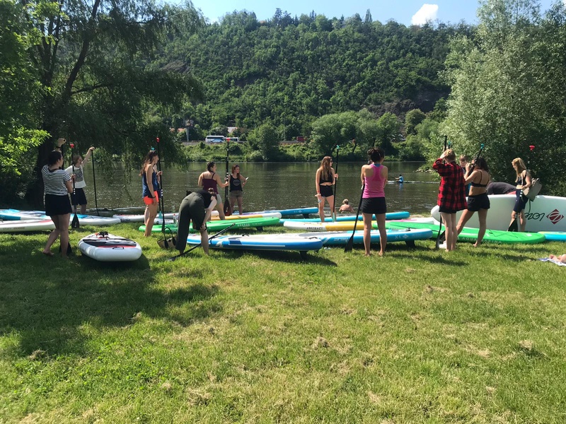 Půjčovna paddlebardů na Vltavě 'Stůj a pádluj' - HAMR SPORT BRANÍK ...